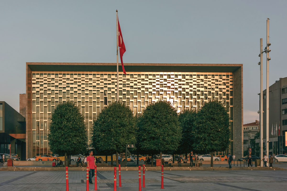 Taksim Square in Istanbul - Guide to the Area With Things to Do